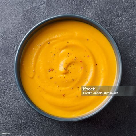 호박 그릇에 당근 크림 수프 슬레이트 배경입니다 닫아 맨 위 보기 고구마에 대한 스톡 사진 및 기타 이미지 고구마 당근 수프 Istock