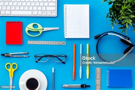 교육 온라인 학교 개념입니다 키보드 평면 레이 패턴 위에서 파란색 테이블에 문구 0명에 대한 스톡 사진 및 기타 이미지 0명