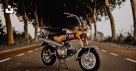 낮 동안 도로에 검은 색과 갈색 오토바이 사진 Unsplash의 무료 배경 이미지