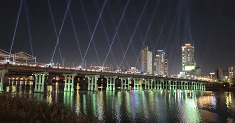 주말 밤 울산교에서 화려한 빛 쇼 감상 하세요