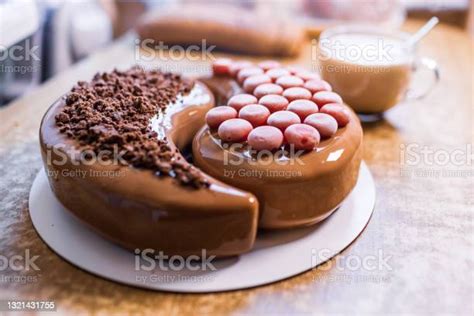 나무 테이블에 홈 주방에서 사랑스러운 맛있는 케이크와 향기로운 커피 한 잔 거울에 대한 스톡 사진 및 기타 이미지 거울 귀여운 그릇 Istock