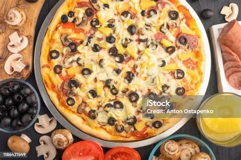 재료 토마토 살라미 버섯 소스 마자렐라 치즈와 검은 배경에 피자 이탈리아 피자 요리 조리법 개념 메뉴 레스토랑 미식 요리 구도에 대한 스톡 사진 및 기타 이미지 Istock