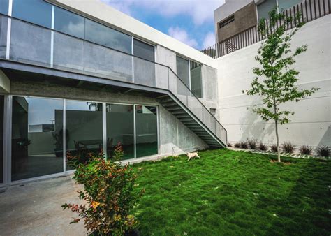 Balconies And Terraces Occupy Half Of P0 Architectures Ipe House