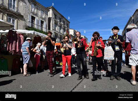 Pefroming Hi Res Stock Photography And Images Alamy