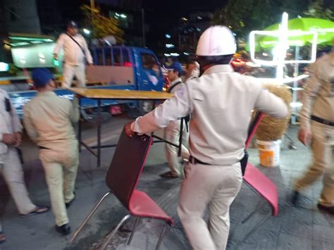 អាជ្ញាធរ រុះរើប្រមូល តុ កៅអី ស្លាកយីហោ ដែលដាក់នៅលើចិញ្ចើមផ្លូវ