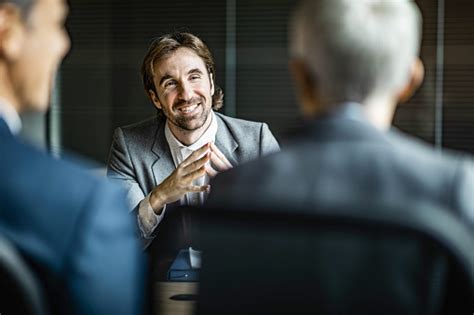 사무실에서 회의를 하는 동안 동료들과 소통하는 행복한 남성 기업가 사업가에 대한 스톡 사진 및 기타 이미지 사업가 캔디드 취업 면접 Istock