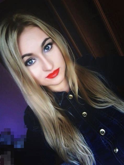 Dolled Up Blonde Chick Pic