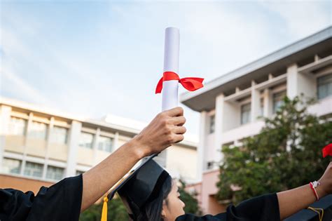 대학 졸업 증명서를 들고 검은 모자를 쓰고 졸업생 개념 교육 축하 졸업식 대학의 졸업생을 축하했다 25 29세에 대한 스톡 사진 및 기타 이미지 Istock