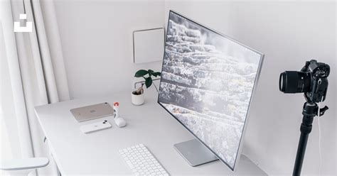모니터 키보드 마우스 카메라가 있는 책상 사진 Unsplash의 무료 책상 이미지