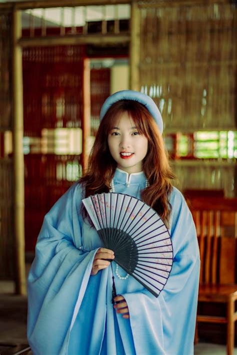 도시의 드레스 딸 서 있는 선풍기 소녀 손을 잡고 수직 쐈어 어린이 어머니 여성 전통 의상 패션 사진