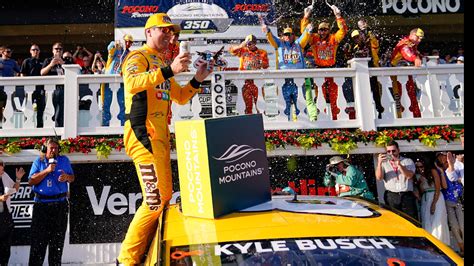 In The Clutch Kyle Busch Ends Hendrick Win Streak At Pocono