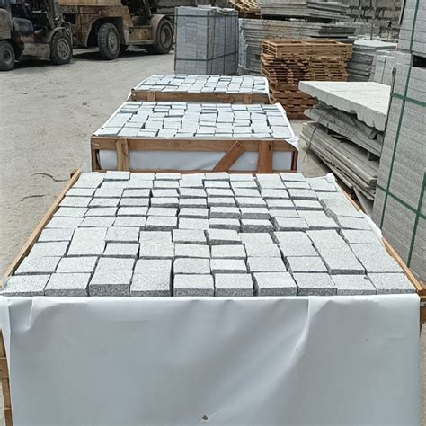 자연광과 진한 회색 빨강 노랑 대리석 화강암 바솔트 포르피리는 자갈이 깔린 자갈길인 돌 연석재 큐브 코블 큐빅 포빙 포장기 굴러간 돌 중국 큐브스톤 커브스톤