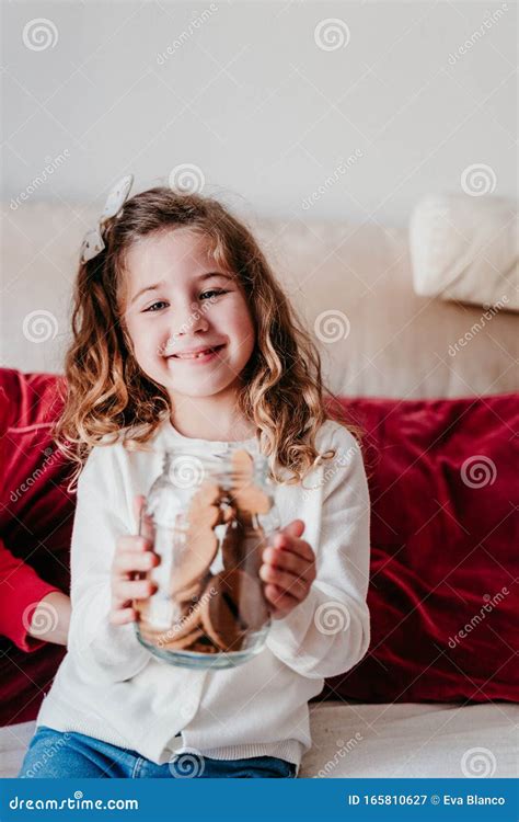 Hermano Y Hermana Hermosos En Casa Tomando Un Delicioso Aperitivo Chica