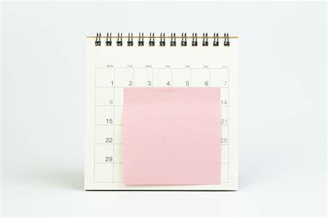 흰색 배경 바쁜 작업 알림 연차 프로젝트 마감일 또는 메모 텍스트 개념에 달력에 텍스트를 넣기위한 복사 공간이있는 분홍색 빈