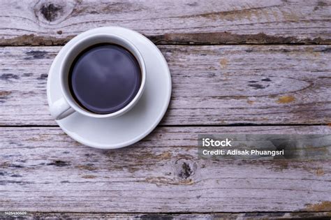 오래된 나무 테이블에 뜨거운 아메리카노 커피 접시에 커피 한 잔 아메리카노 블랙 커피 나무 바닥에 커피 컵 오후는 커피를 마시는
