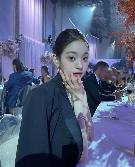 18岁张元英太惊艳！秀美肩展纯欲氛围变身黑天鹅 搜狐大视野 搜狐新闻