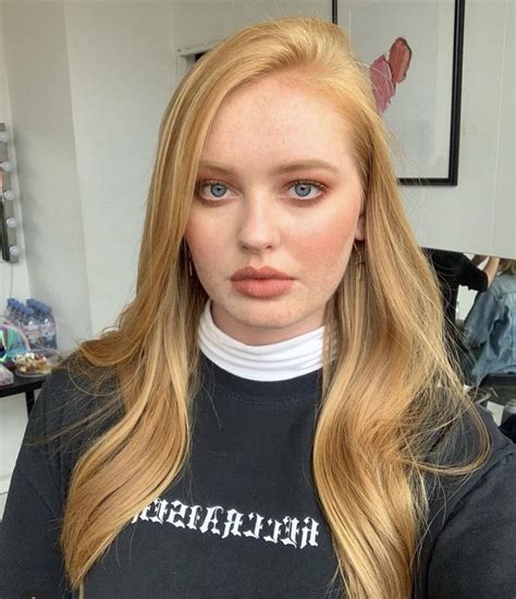 Gentle And Rich Honey Blonde Hair Color To Add Some Sweet Shine To Your