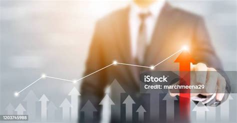 성공과 성장 컨셉에 대한 비즈니스 개발 빨간색 화살표 그래프 기업 미래 성장 계획을 가리키는 사업가 개선에 대한 스톡 사진 및 기타 이미지 Istock