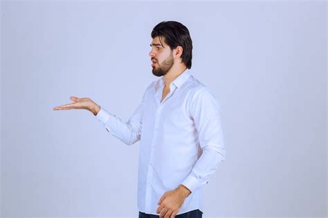 Free Photo Man Showing And Pointing Left Side