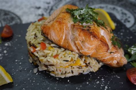 맛있는 연어 필레 야생 쌀 레몬 슬라이스와 야채에 미지차기 건강한 생활방식에 대한 스톡 사진 및 기타 이미지 건강한 생활방식