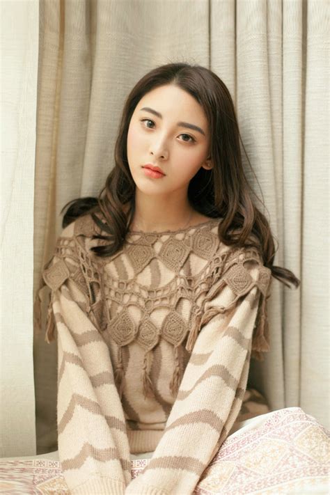 高颜值甜美妹子笑容散发迷人魅力 儿童画简笔画图片 哇图网