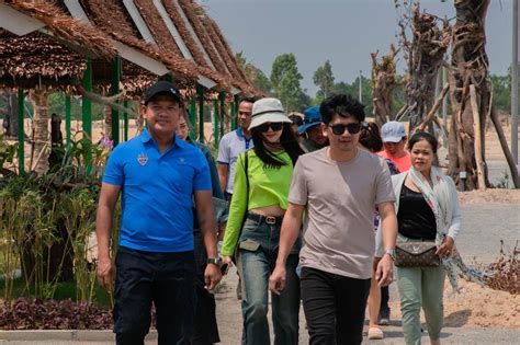 មកស្គាល់អត្តសញ្ញាណគូស្នេហ៍ អុី វ៉ា ជាបុរសខ្លាំងលើមុខជំនួញនិងជាម្ចាស់ក្លឹបបាល់ទាត់ល្បីឈ្មោះមួយទៀត