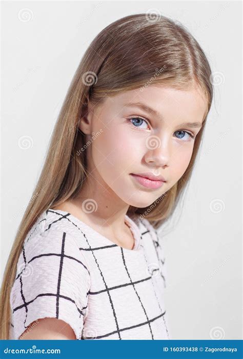 Portret Van Klein Modelmeisje Stock Foto Image Of Haar Studio 160393438