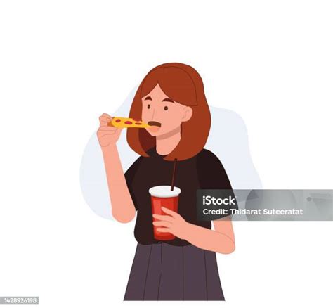 여자는 다른 손에 유리 청량 음료를 들고있는 동안 피자 한 조각을 먹고 있습니다 먹는 개념을 즐기십시오 벡터 일러스트레이션 건강에 좋지 않은 음식에 대한 스톡 벡터 아트 및
