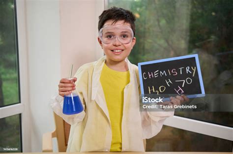 안전 실험실의 작은 화학자는 파란색 화학 액체와 비문 화학과 칠판이있는 플라스크를 들고 착용합니다 Stem 주제에 대한 스톡 사진 및 기타 이미지 Istock