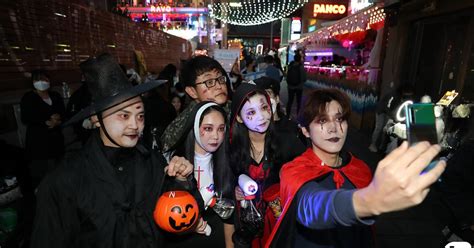 핼러윈 축제 열린 이태원 거리
