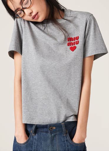 주문대폭주화이트6차입고중 Lvip한정라벨 24컬렉션 최고의 아이코닉한 무드의 아이템으로 레드 패치 로고 포인트와 여러번의 디벨롭을 거친 아웃핏l Miu 레드 패치