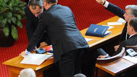 Станишев с ултиматум към другарите си Или Пеевски или Борисов Новини бг