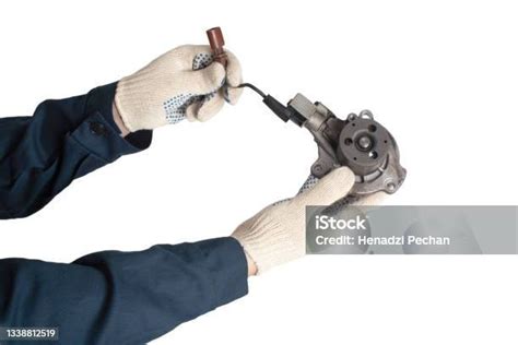 자동 정비사는 냉각수 흰색 배경을 구동하는 결함이있는 자동차 냉각 시스템 펌프를 보유하고 있으며 분리합니다 자동 펌프 교체 규정 감지기에 대한 스톡 사진 및 기타 이미지