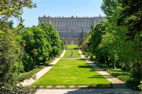 Explanada De Los Jardines Del Campo Del Moro En El Palacio Real De