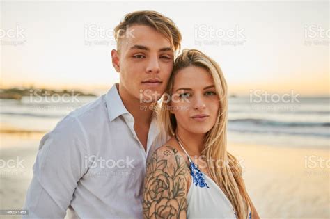 해변 커플의 일몰 사랑 초상화는 낭만적인 데이트에서 함께 휴식을 취하고 차분하며 야외 양질의 시간을 함께 즐깁니다 자유 평화 결혼 유대 및 바다 여자 남자 또는 포르투갈