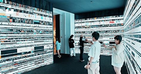 검은 드레스를 입은 여자 옆에 서 있는 하얀 드레스 셔츠를 입은 남자 사진 Unsplash의 무료 기술 이미지