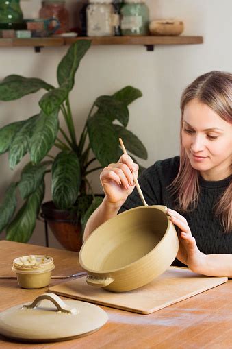 도자기 수업에서 냄비에 손잡이를 부착하는 여성 세라미스트 도자기 스튜디오의 포터 워크샵 공연에 대한 스톡 사진 및 기타 이미지 공연 공예 공예 제품 Istock