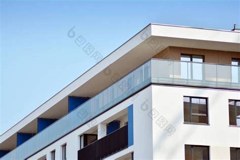 欧洲现代住宅建筑前面一栋现代化的公寓楼的图片 包图网企业站