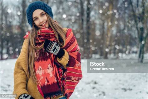 겨울 젊은 여자 초상화입니다 아름다움 즐거운 모델 소녀 웃고 겨울 공원에서 재미 아름다운 젊은 여성 야외 자연을 즐기는 겨울 건강한 생활방식에 대한 스톡 사진 및 기타