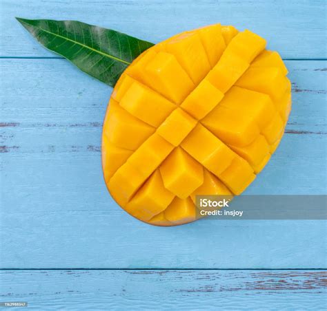 신선한 망고 밝은 파란색 목재 배경에 녹색 잎과 아름다운 다진 과일 열대 과일 디자인 개념입니다 플랫 레이 맨 위 보기 복사 공간 0명에 대한 스톡 사진 및 기타 이미지