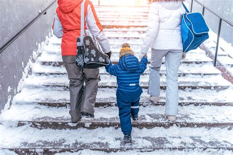 여자 친구 부모와 여자 친구가 23 년 동안 소년 아들을 들고 겨울에 유치원에서 하 차도 계단을 따라 돌아 다시 보기 컨셉 헬프 케어 지원 부모 육아 1월에 대한 스톡 사진