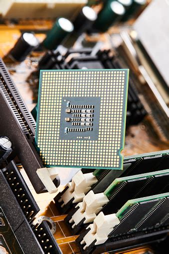 마더보드 배경 위에 Cpu 프로세서 하드웨어 장치 컴퓨터 칩클로즈업 디지털 기술 개념 0명에 대한 스톡 사진 및 기타 이미지 0명 Cpu 개념 Istock