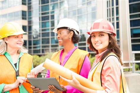 도시에서 건설 프로젝트에서 작업 하는 여성 엔지니어 또는 건축가 팀 줄기 Stem 주제에 대한 스톡 사진 및 기타 이미지 Stem 주제 건물 외관 건설 산업 Istock