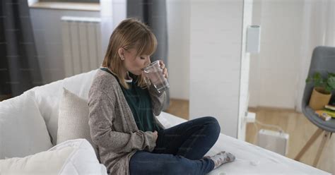 약을 복용하는 젊은 아픈 여자 복통이 있는 소파에 앉아 있는 아름다운 여자 사진 Unsplash의 영양 보충제 이미지