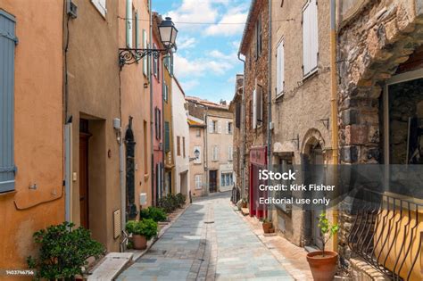 프랑스 그리마우드 의 언덕 꼭대기 마을의 역사적인 중세 중심지에있는 상점 카페 및 아파트가있는 그림 같은 거리와 골목길 생트로페즈 근처의 프랑스 리비에라의 다채로운 프로방스