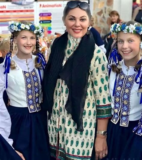 لاله اسکندری هم حجاب از سر برداشت عکس خانم بازیگر در خارج