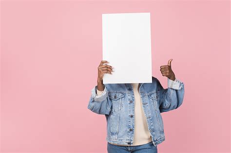 모방 공간으로 분홍색 스튜디오 배경에 고립 된 아프리카 계 미국인 여성 초상화 20 24세에 대한 스톡 사진 및 기타 이미지 20 24세 감정 개념 Istock