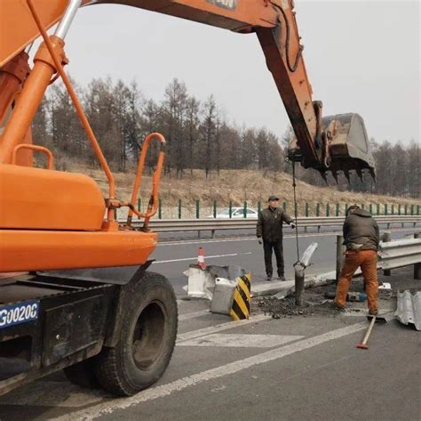 市交通运输局│丹阿公路护栏损，快速修复保畅行发展中心波形道路
