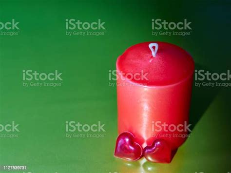 빨간색 왁 스 축제 로맨틱 녹색 장식적인 배경과 촛불 옆에 서 있는 2 개의 빨간 유리 마음에 촛불이 기호를 사랑 해요 축제 분위기입니다 0명에 대한 스톡 사진 및 기타