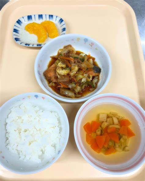 くすのき保育園の給食 20250205水 給食 ＊麦ご飯 ＊鶏肉の甘辛煮 ＊おからのカレー炒め ＊すまし汁麩キャベツ Instagram